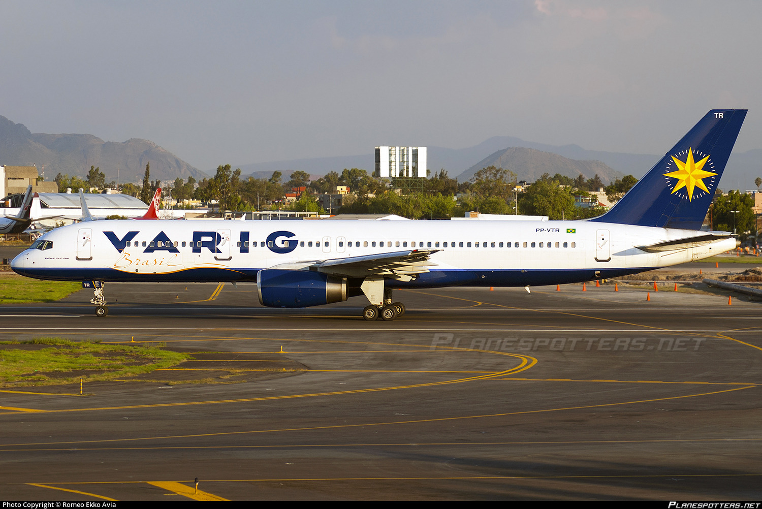 VRG / B752 - VARIG (2003-2006 livery) - Livery - World of Airports forum